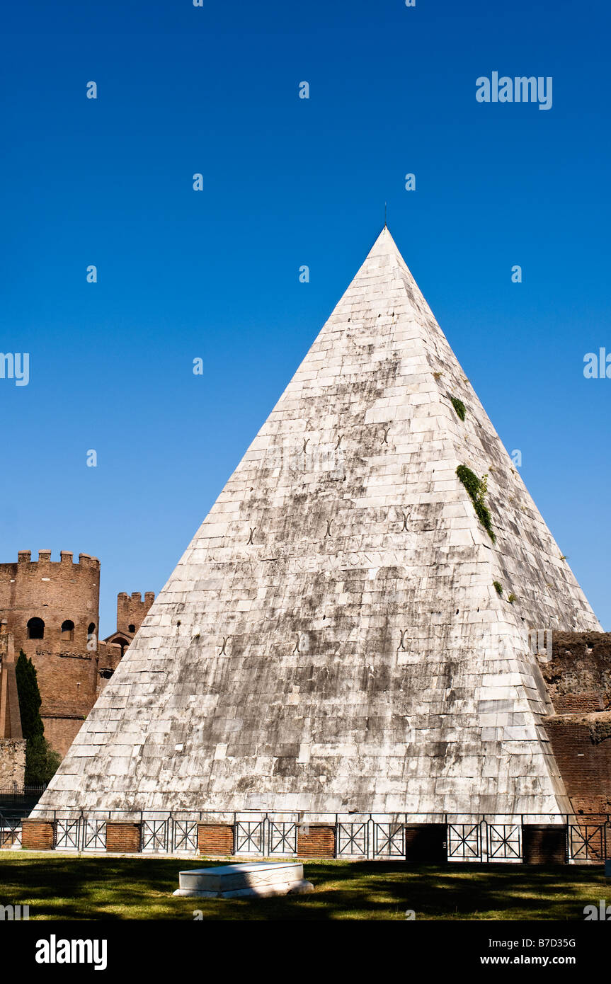 Piramide Di Roma Immagini e Fotos Stock - Alamy