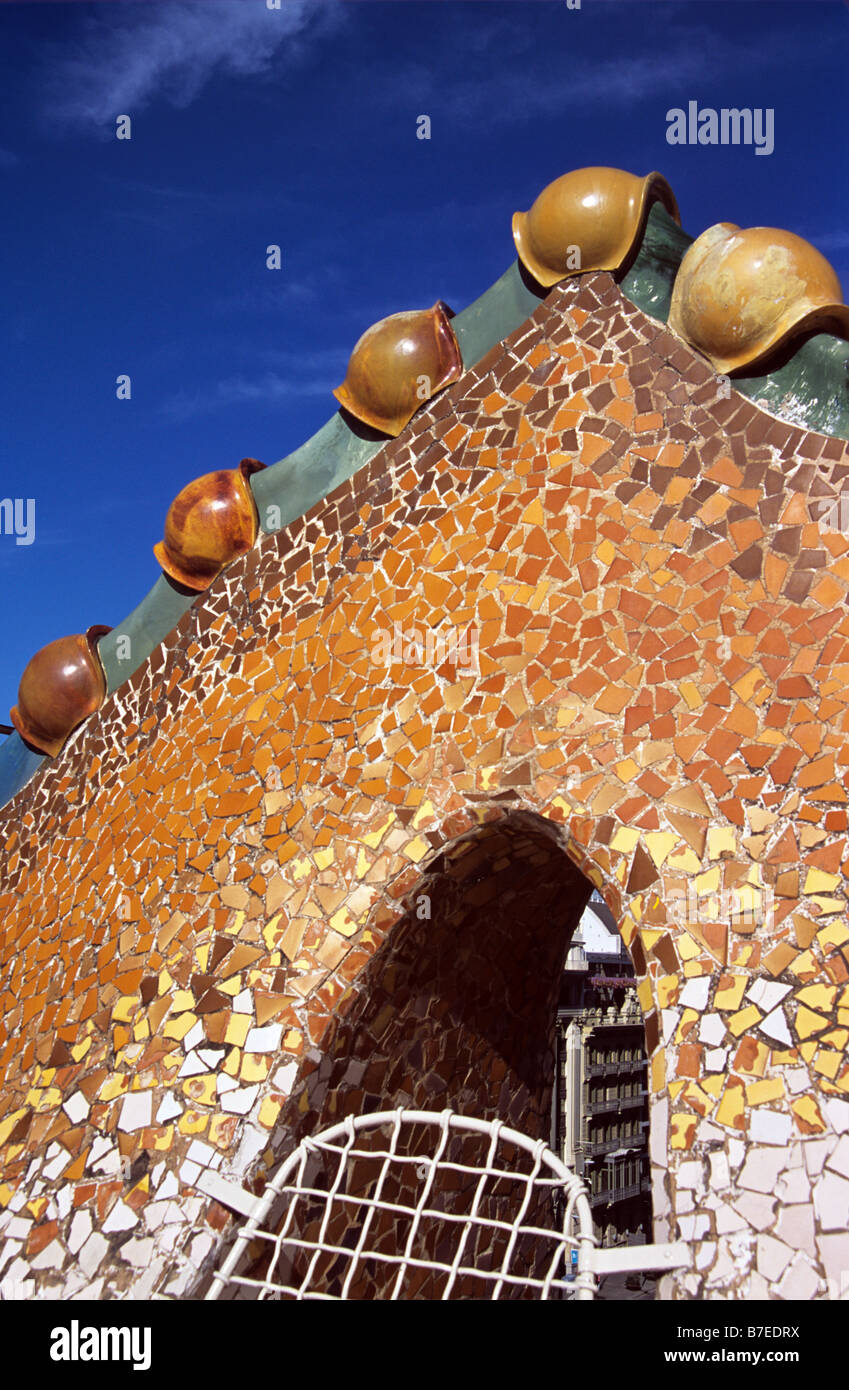 Mosaici del tetto, colmo di piastrelle e finestra di stile Liberty o ...