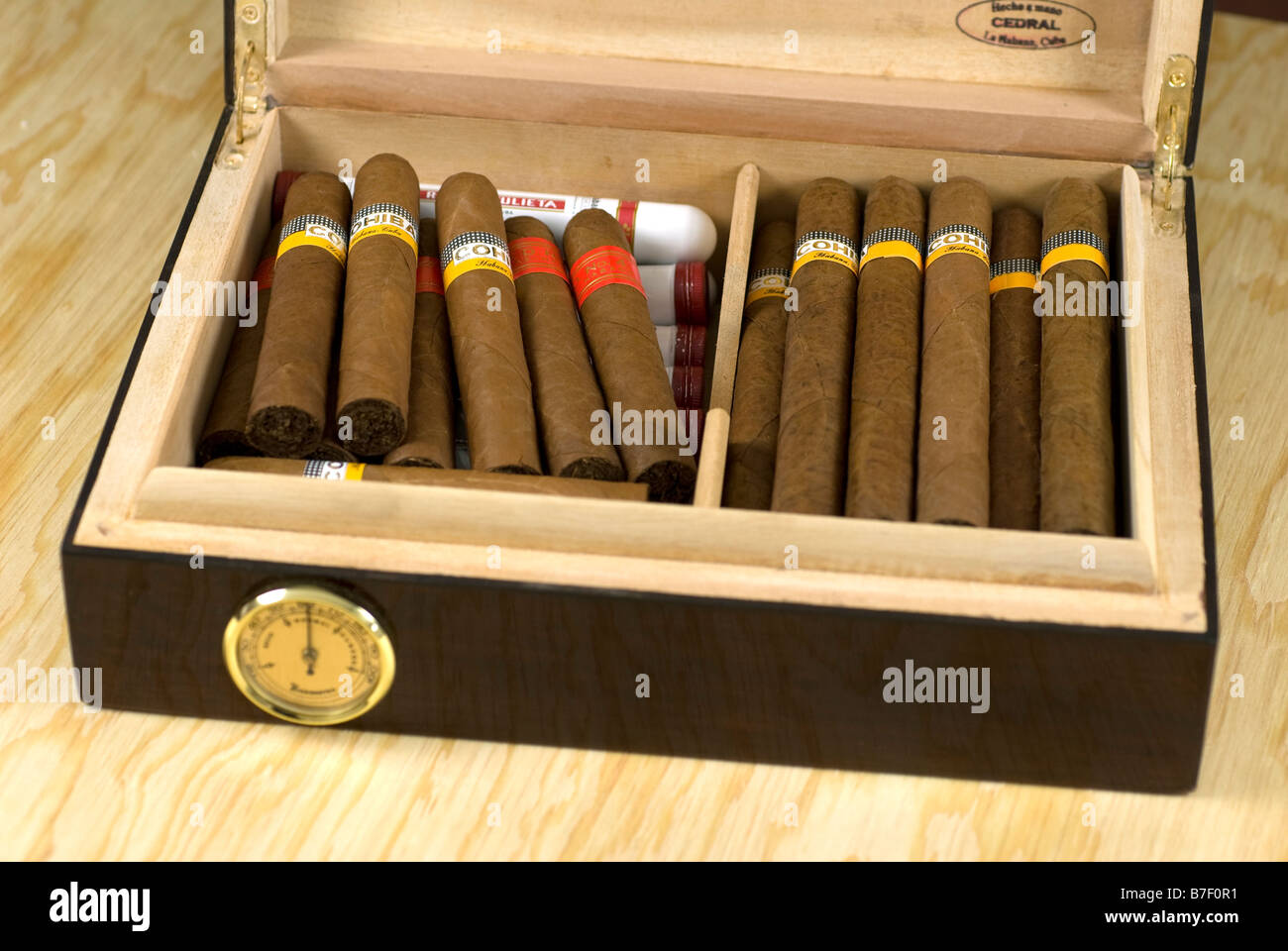 Sigari cubani cubani di tabacco immagini e fotografie stock ad alta ...