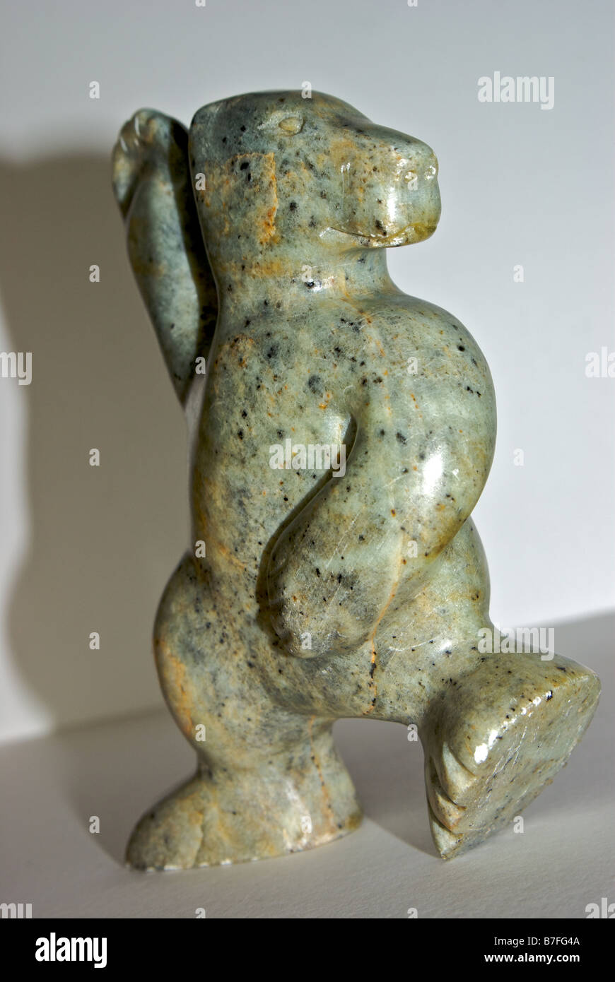 Arte Inuit dancing bear scultura scolpita in pietra ollare Foto stock ...