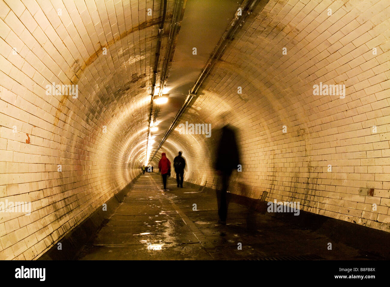 Tunnel pedonale immagini e fotografie stock ad alta risoluzione - Alamy