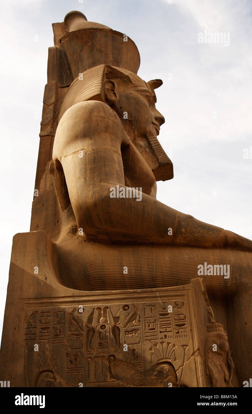 Il colosso del faraone Ramses II seduto sul trono scavato con antichi ...