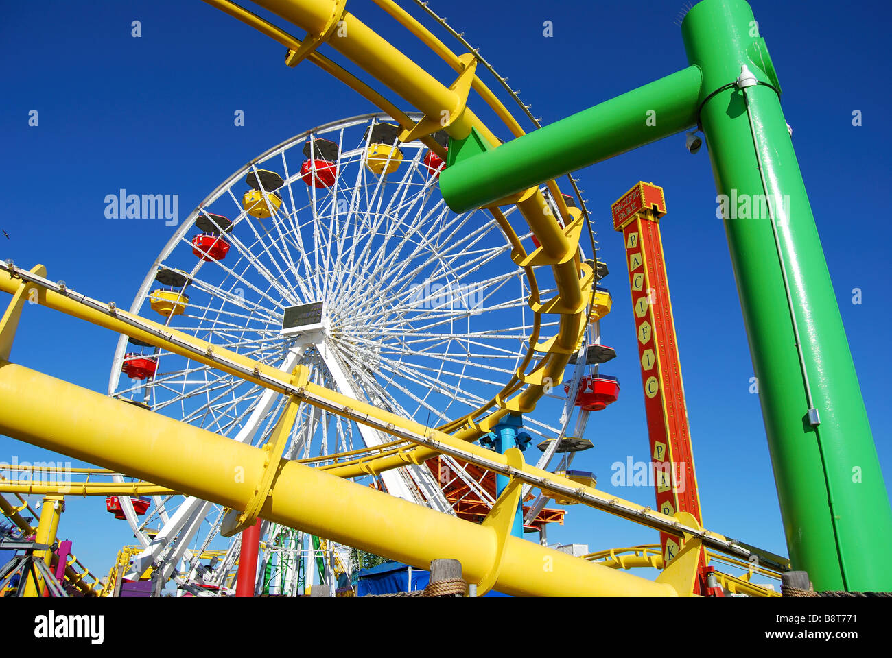 Giostre colorate immagini e fotografie stock ad alta risoluzione - Alamy