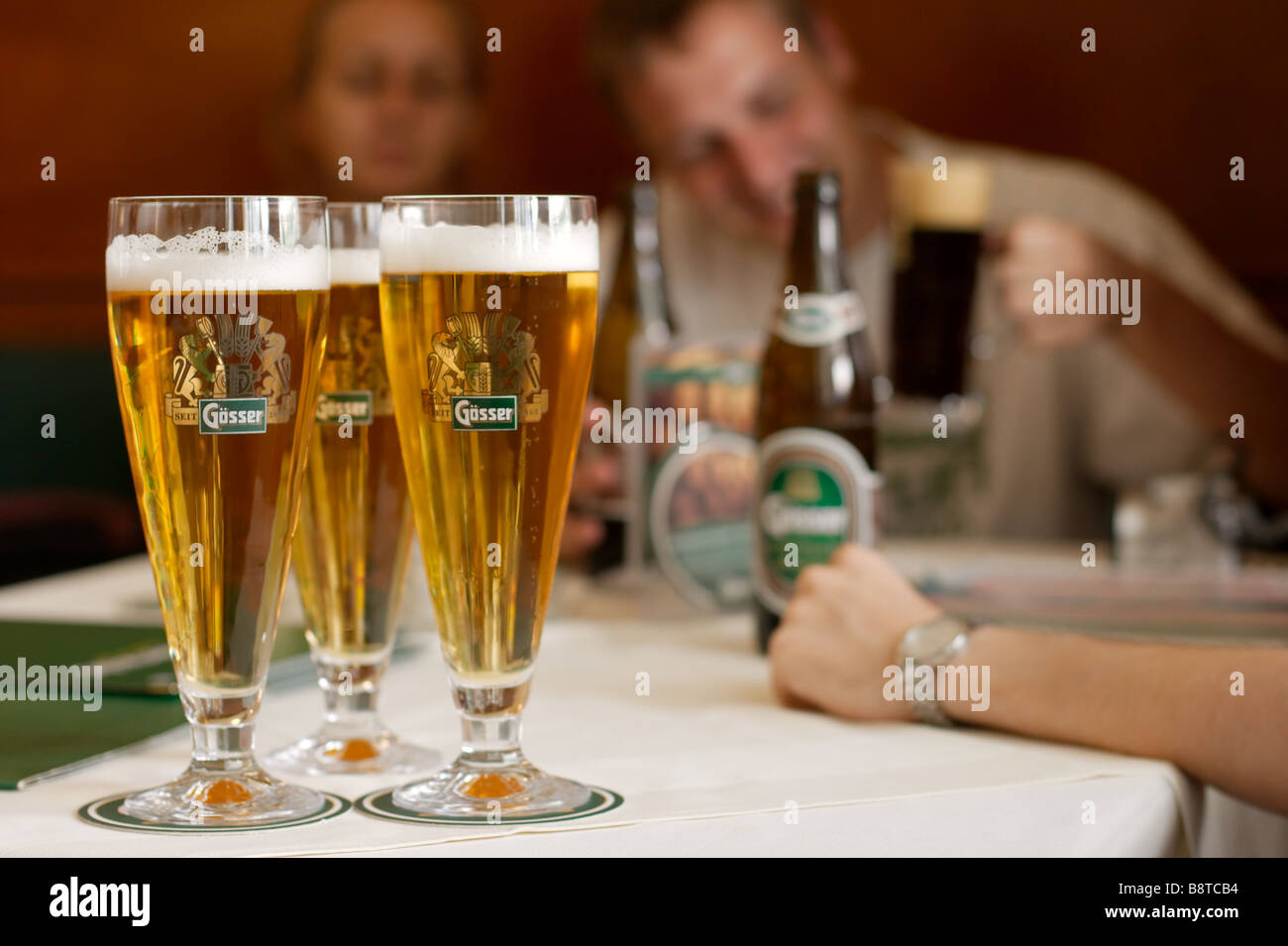 Persone che bevono pub party al bar immagini e fotografie stock ad alta ...