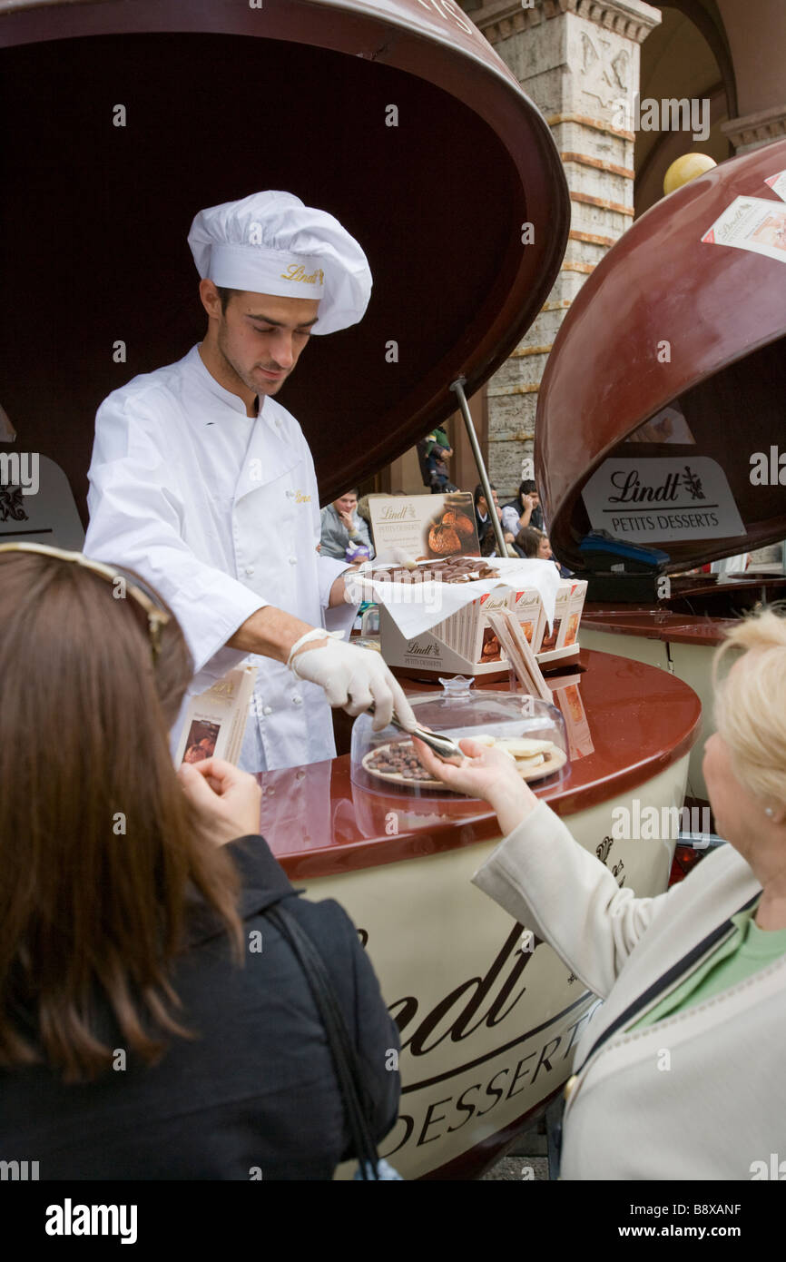 Degustazione di cioccolato affollata immagini e fotografie stock ad ...
