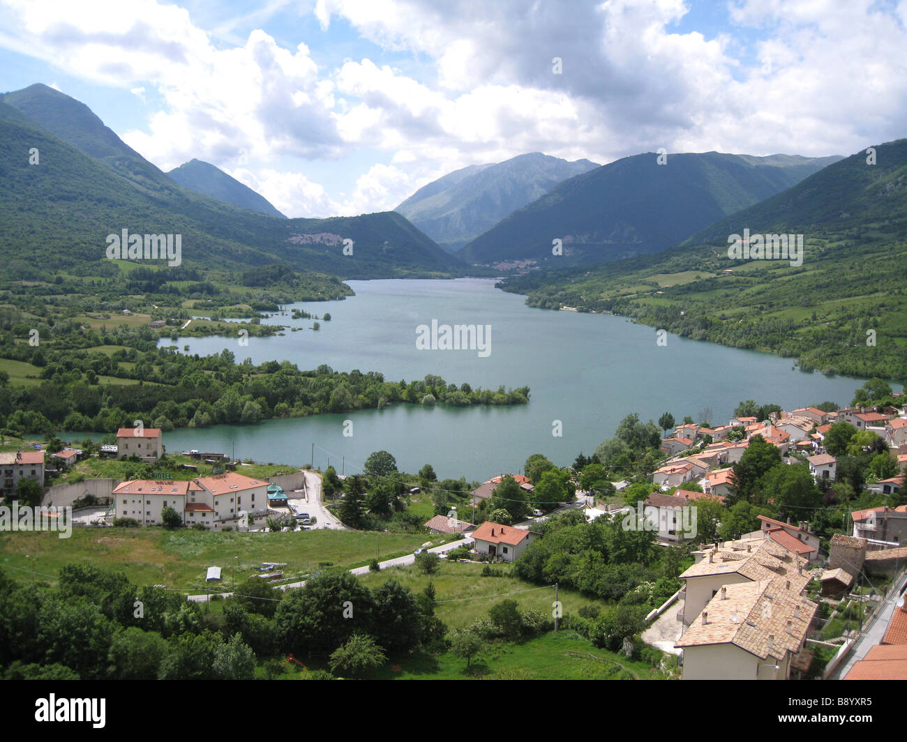 Il lago di Barrea, Abruzzo, Italia Foto stock - Alamy