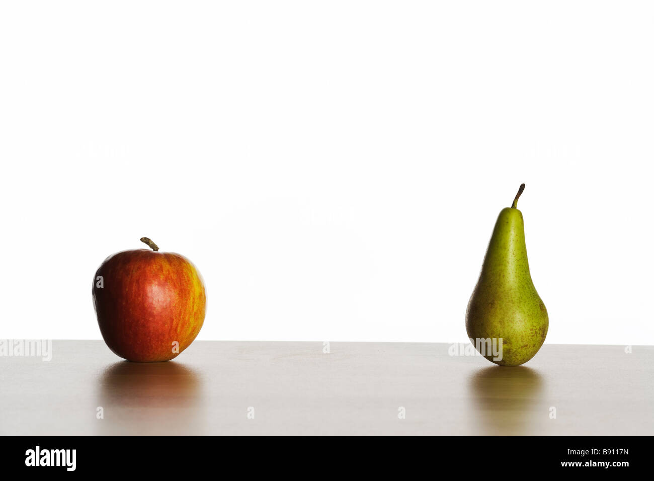 Natura morta con mele una pera immagini e fotografie stock ad alta ...