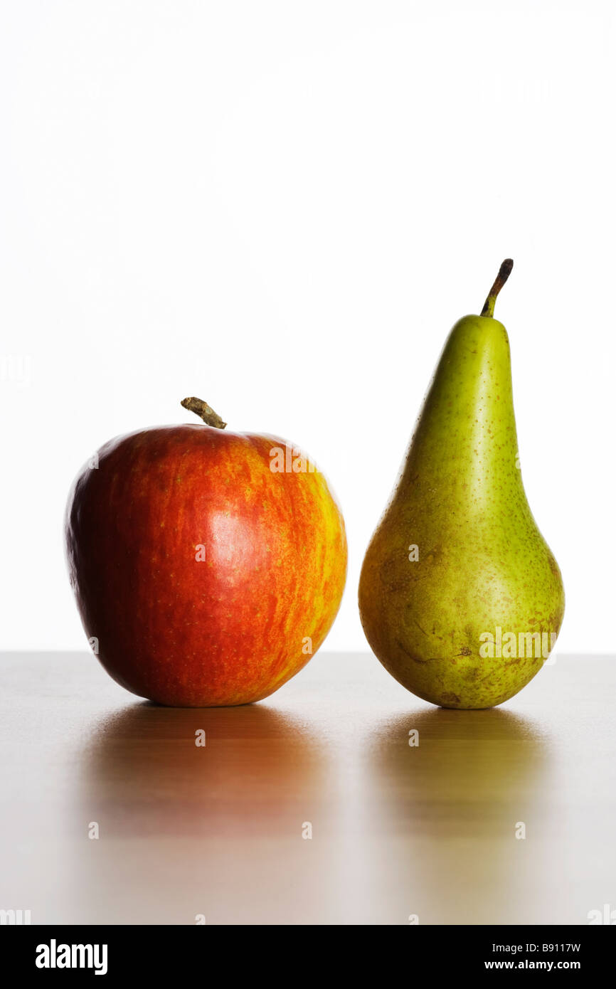Natura morta con mele una pera immagini e fotografie stock ad alta ...