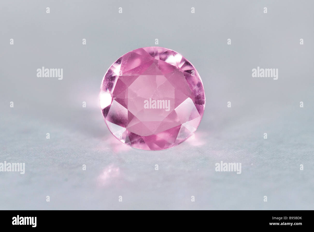 Spinel gemstone immagini e fotografie stock ad alta risoluzione - Alamy