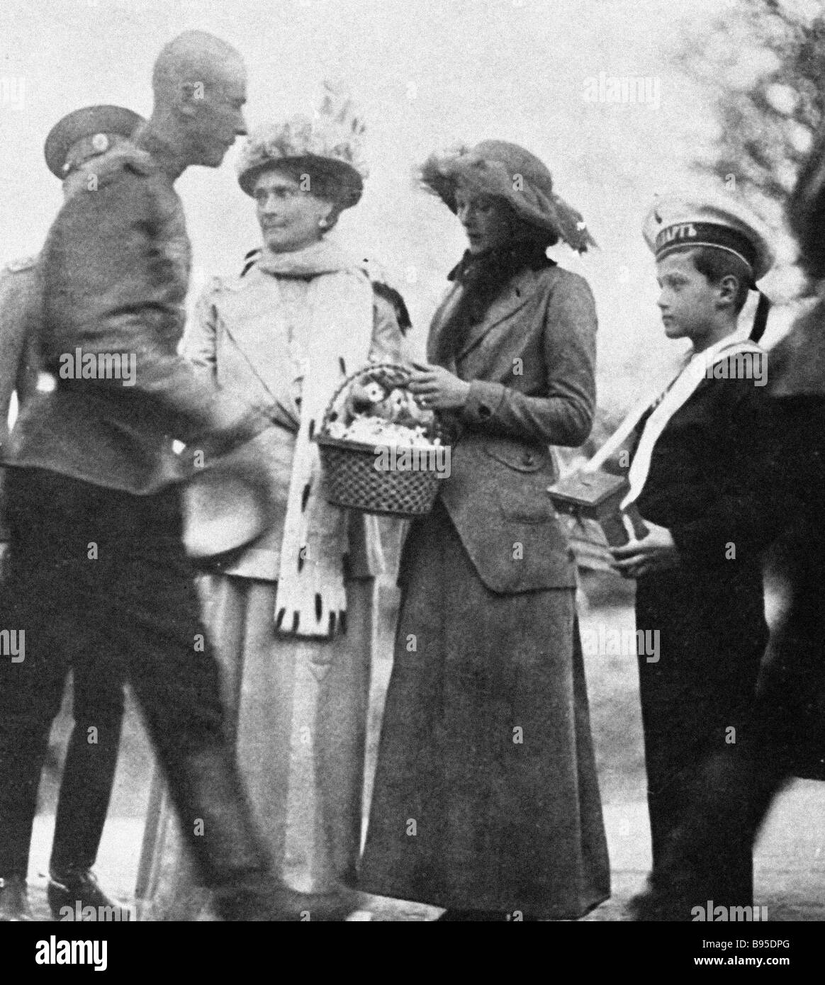 Imperatrice Alexandra Feodorovna seconda a sinistra con la figlia e ...