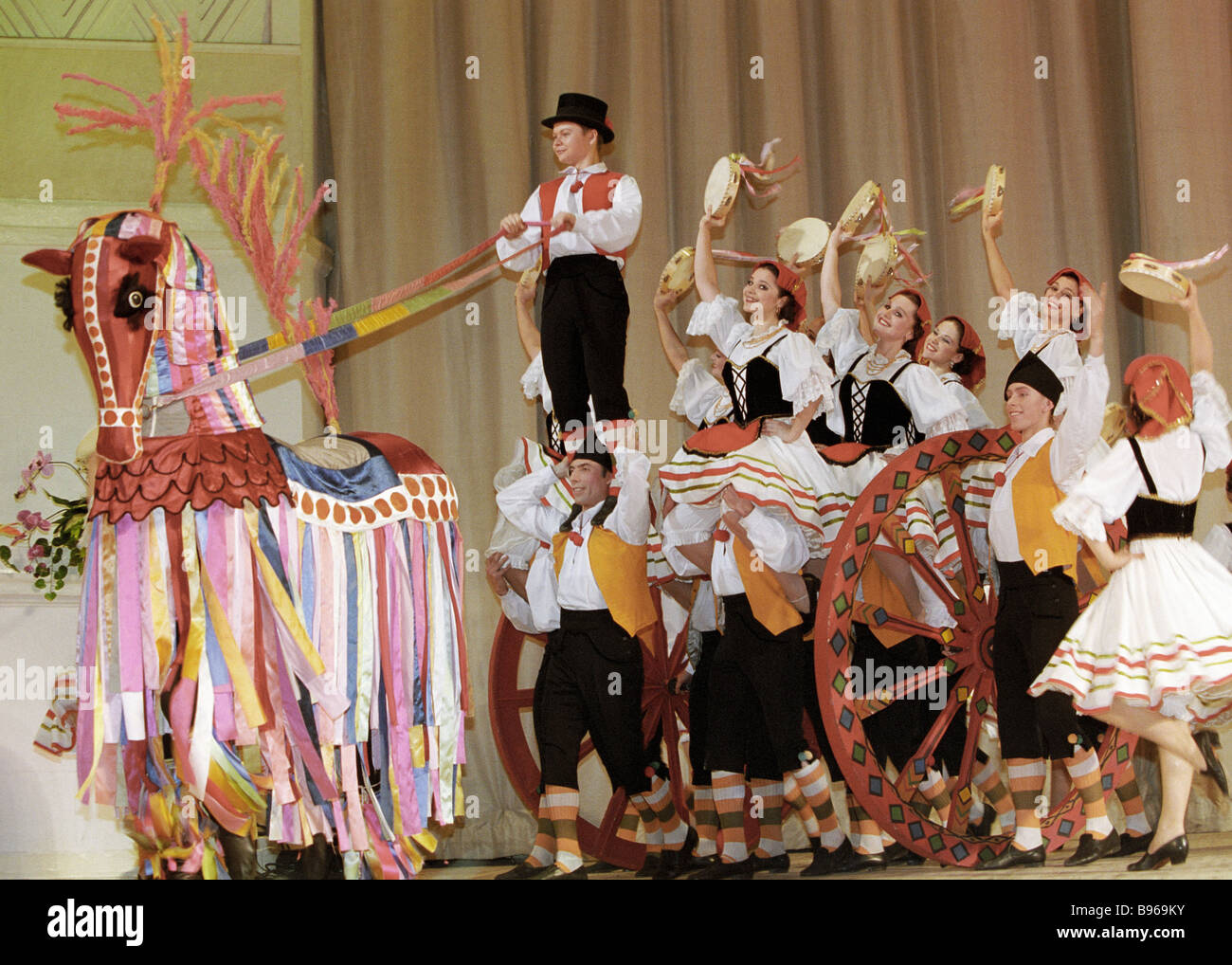 La Igor Moiseyev ballo folk ensemble esegue la Tarantella siciliana in ...