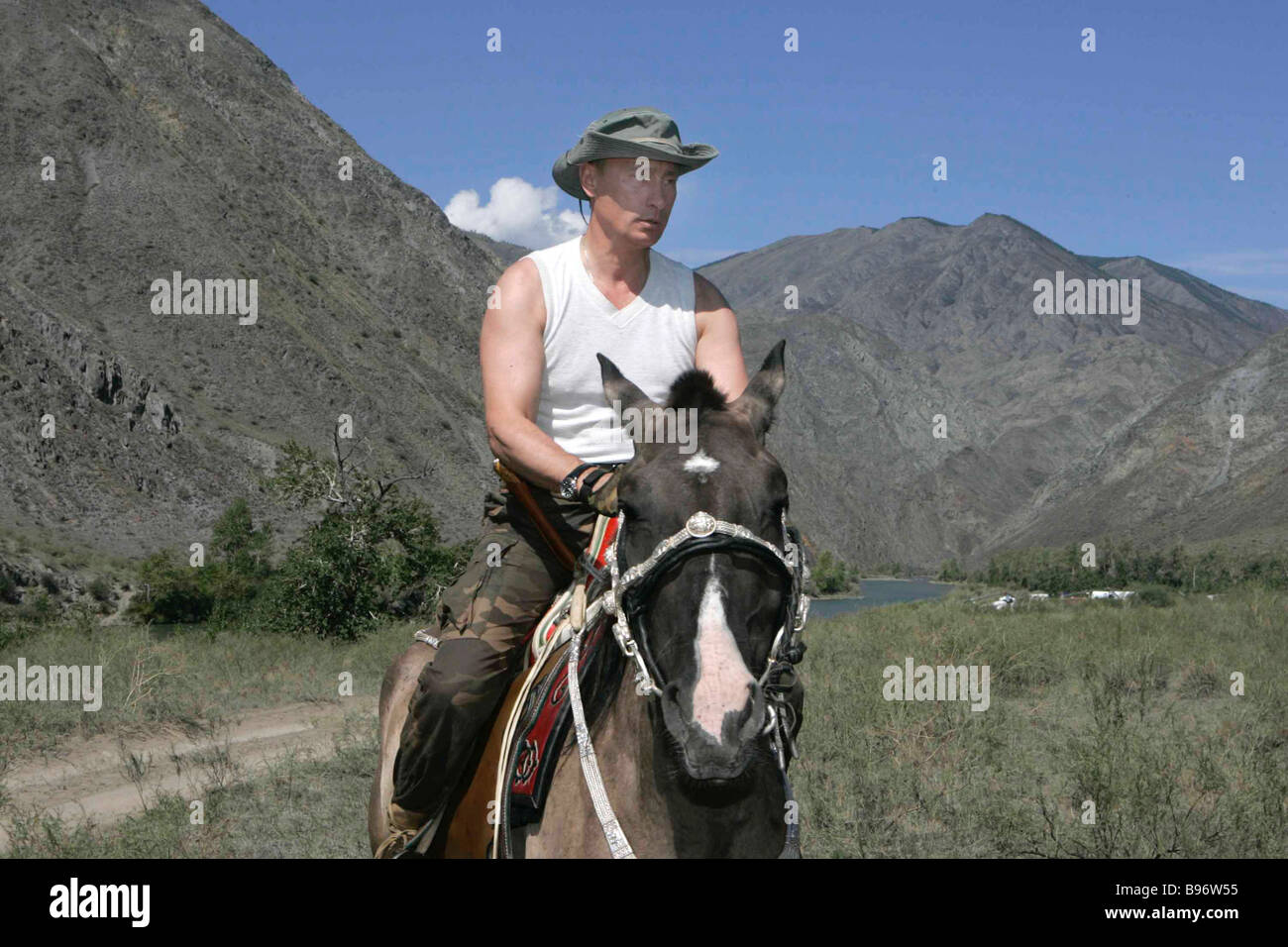Il presidente russo Vladimir Putin a cavallo presso i contrafforti del ...