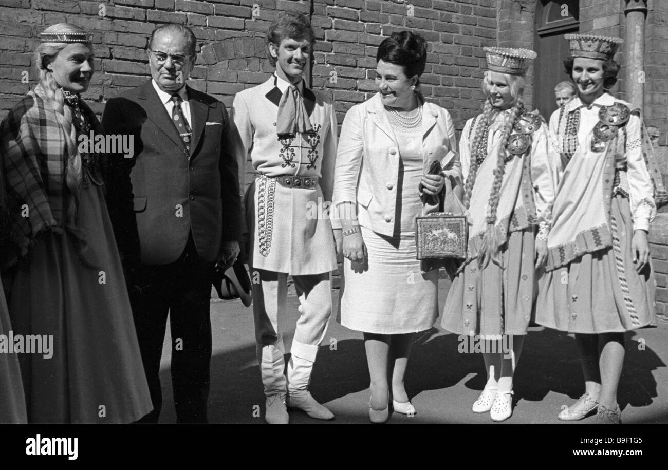 Il Presidente Jugoslavo Josip Broz Tito La Seconda A Sinistra E Jovanka Broz 3° A Destra Alla