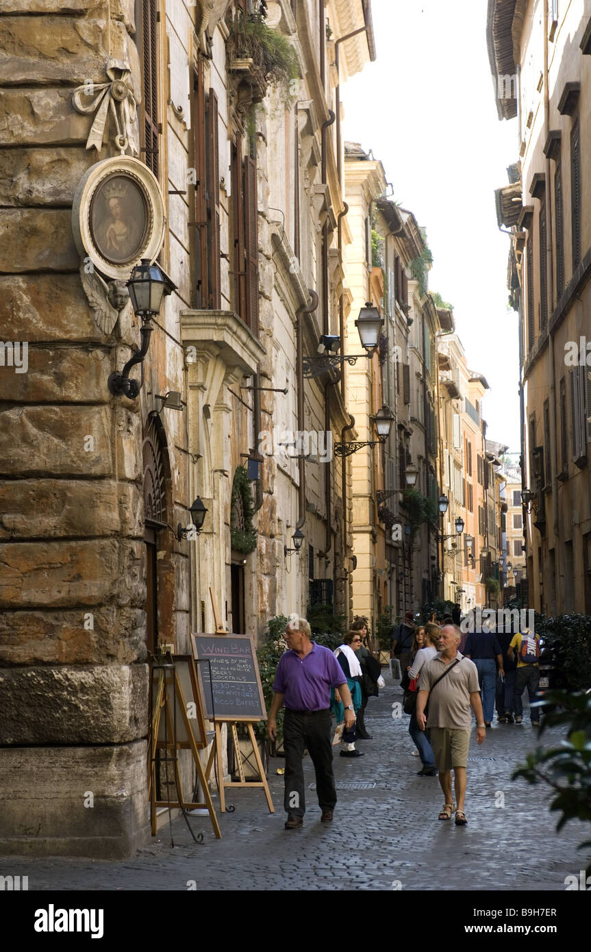 Italia Roma via dei Coronari pedoni Foto stock - Alamy