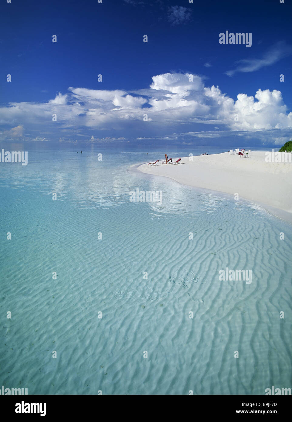 Maldive Atollo del Nord di male spiaggia sabbiosa nuotatori cielo ...