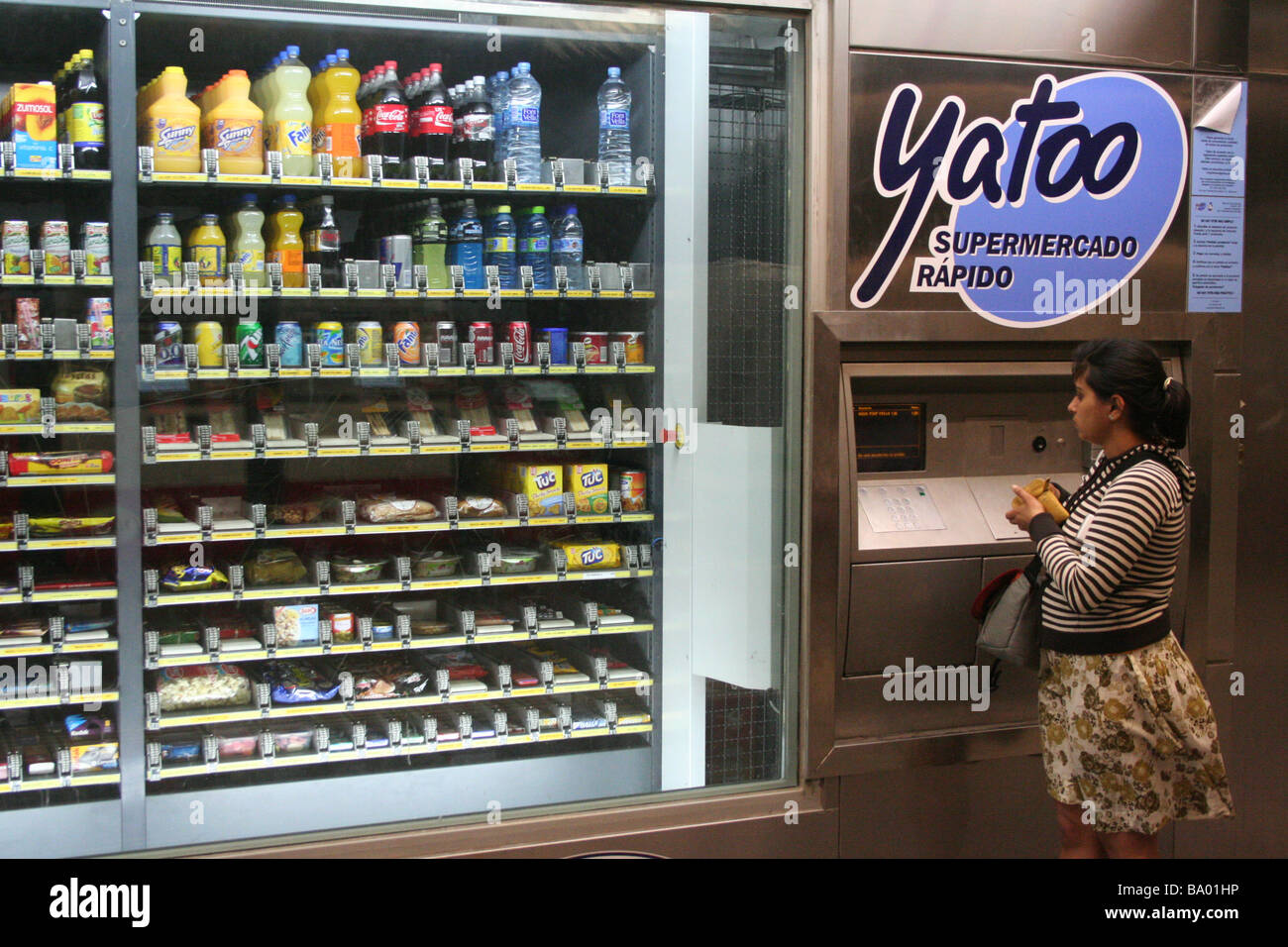 Yatoo Supermercado Rapido gigante macchina distributrice Foto stock - Alamy