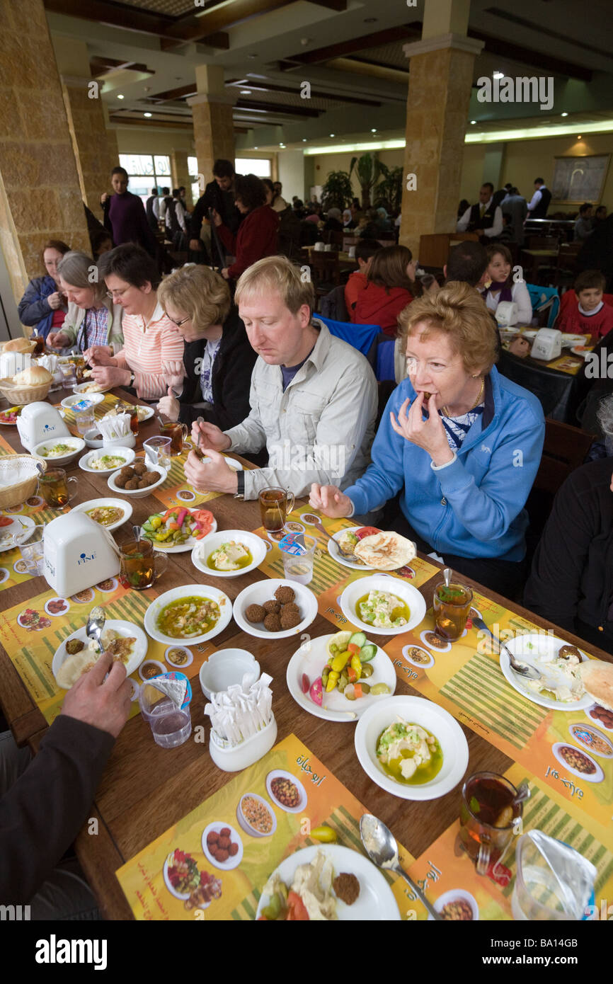 Turisti che mangiano al ristorante immagini e fotografie stock ad alta ...