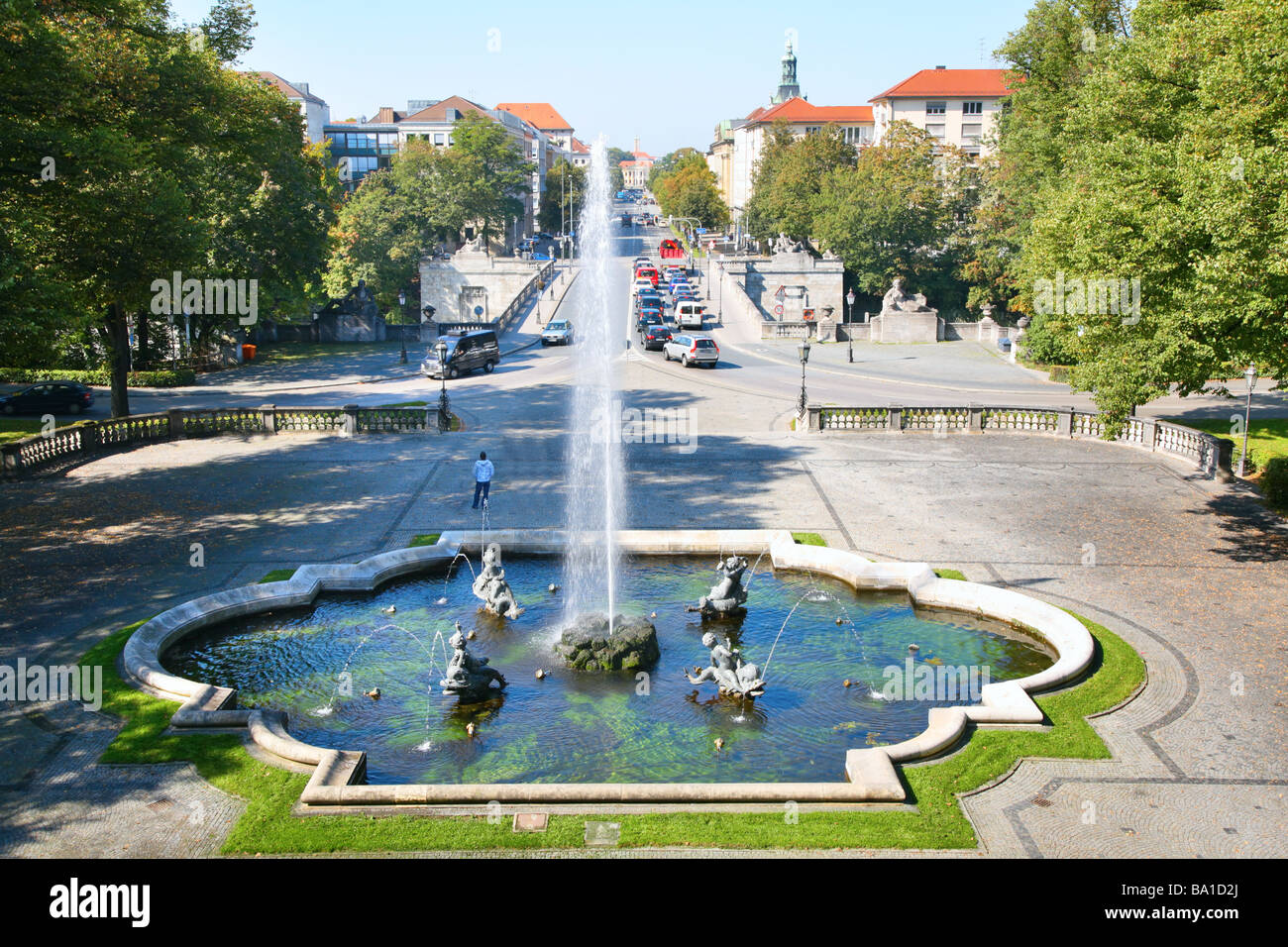 Fontana a karlsplatz o stachus a monaco di baviera immagini e ...