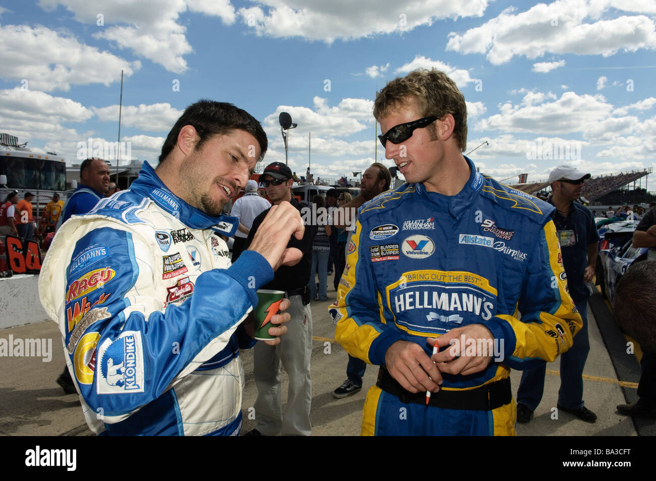 Piloti da corsa che parlano prima della gara immagini e fotografie ...