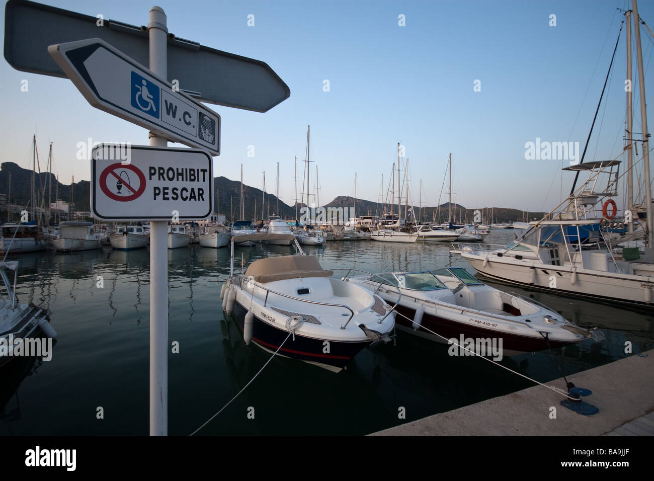 Barche ormeggiate in barca calmo cielo blu del mare immagini e ...