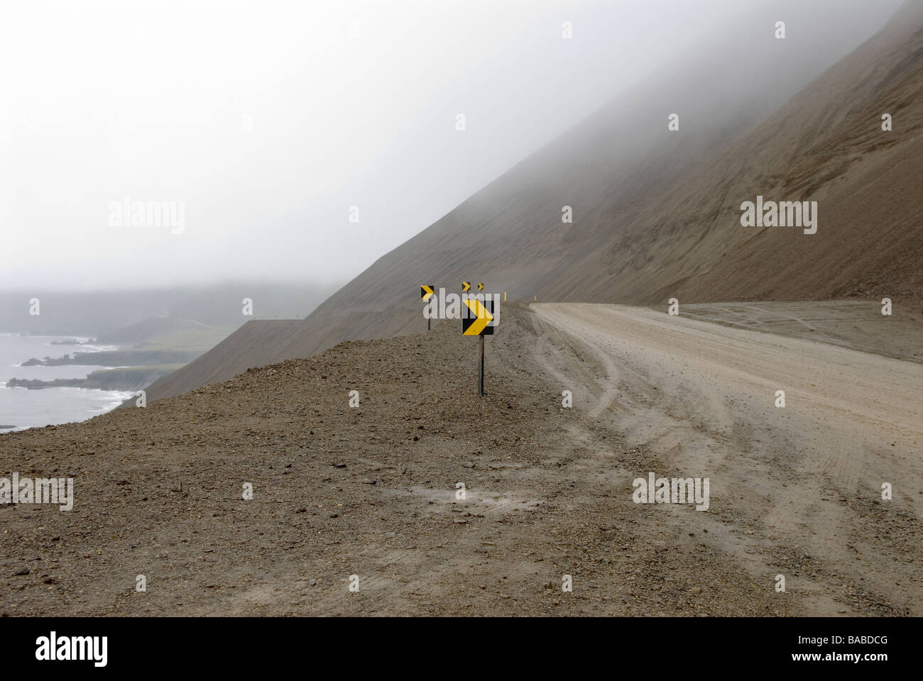 Segnali stradali sulla strada vuota alla nebbia immagini e fotografie ...