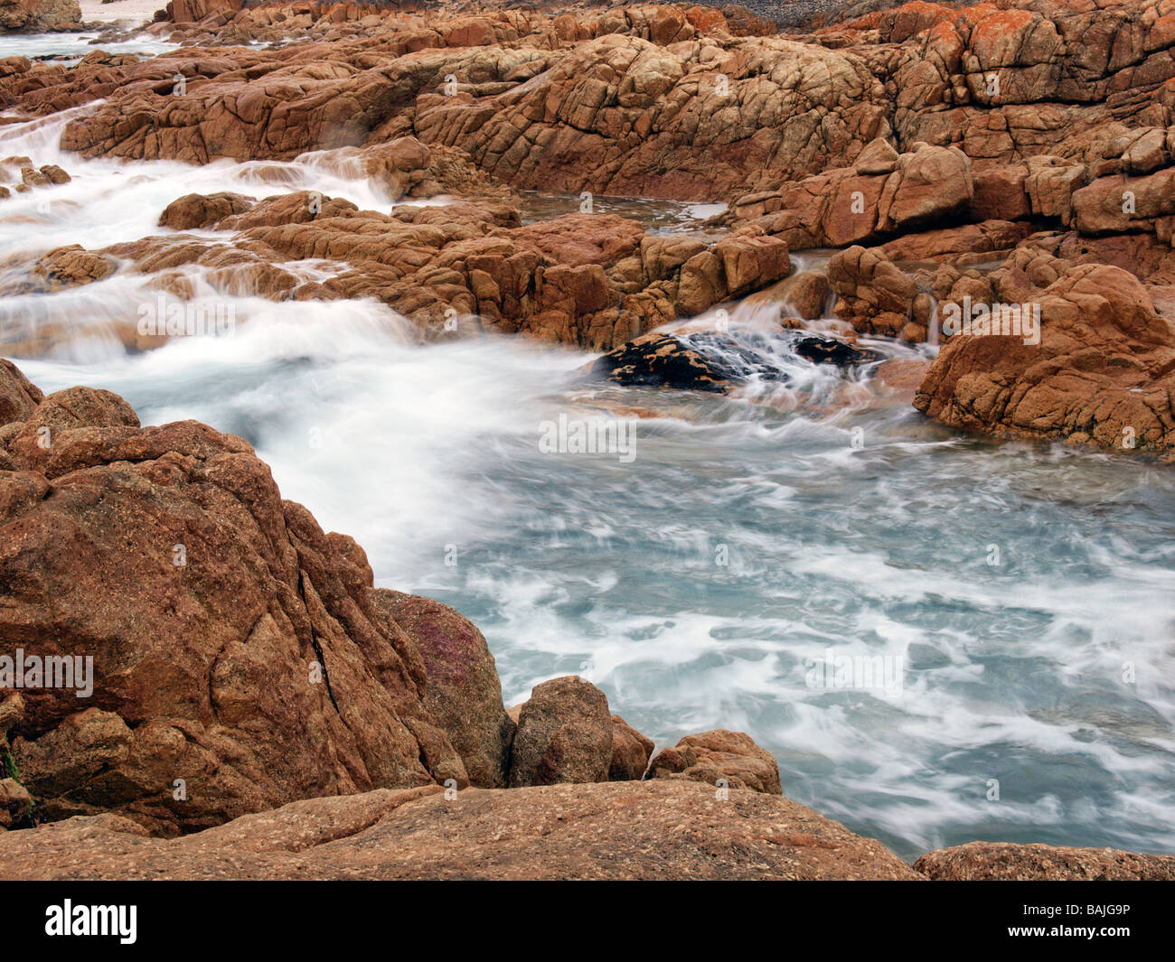 Costa rocciosa con le onde a Alba friendly spiagge TASMANIA AUSTRALIA ...