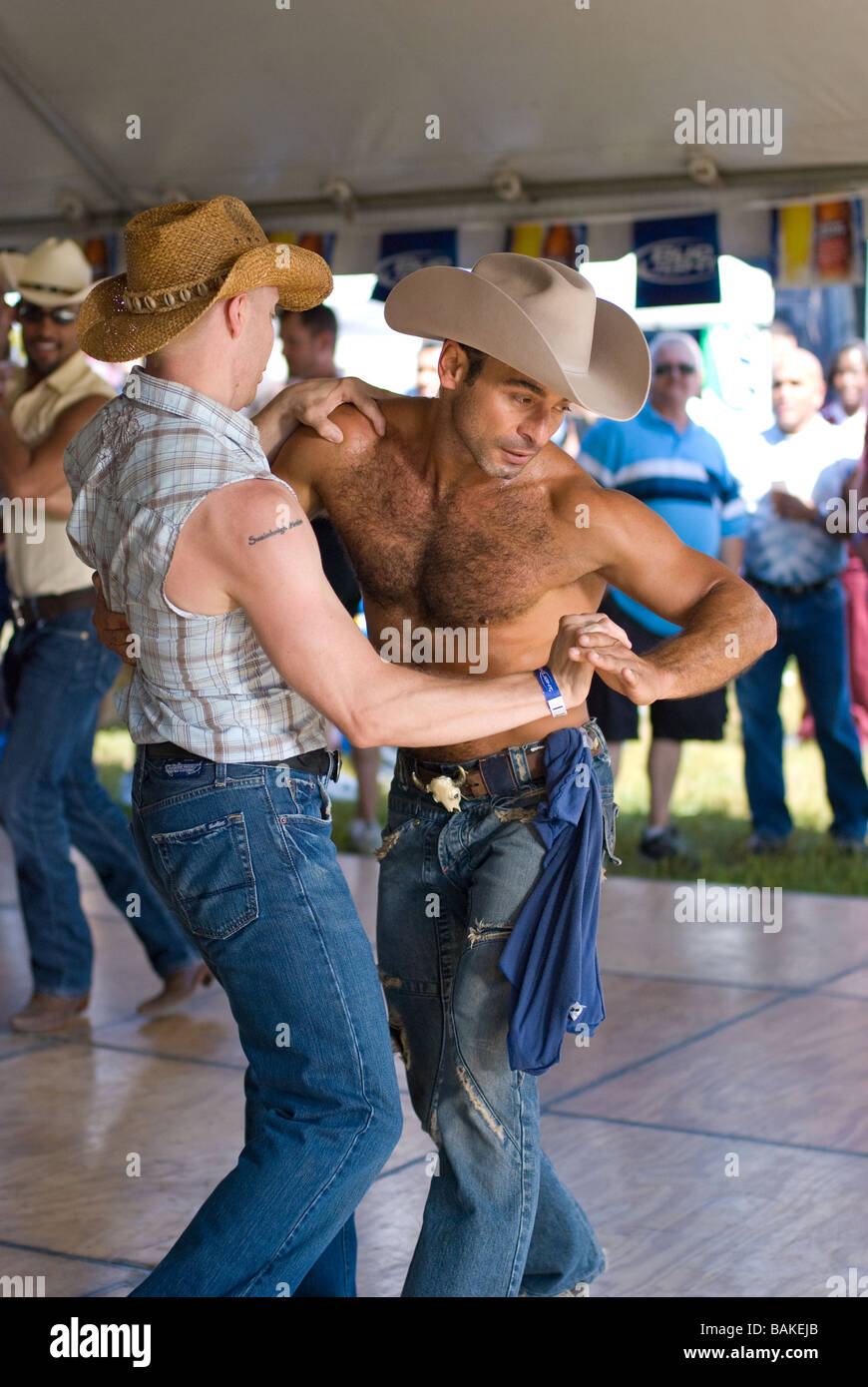 Coppia gay a ballare country e western musica al rodeo evento Foto ...