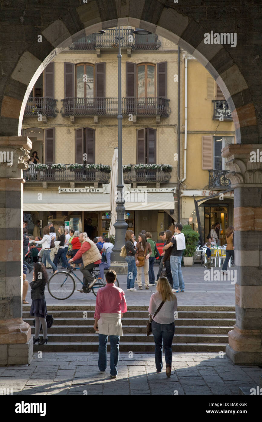 Piazza duomo nel lago di como immagini e fotografie stock ad alta ...