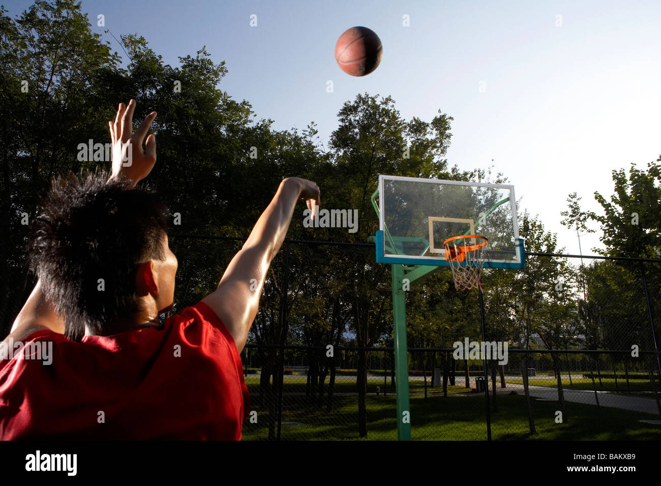 Giocatore di basket tiri a canestro Foto stock - Alamy