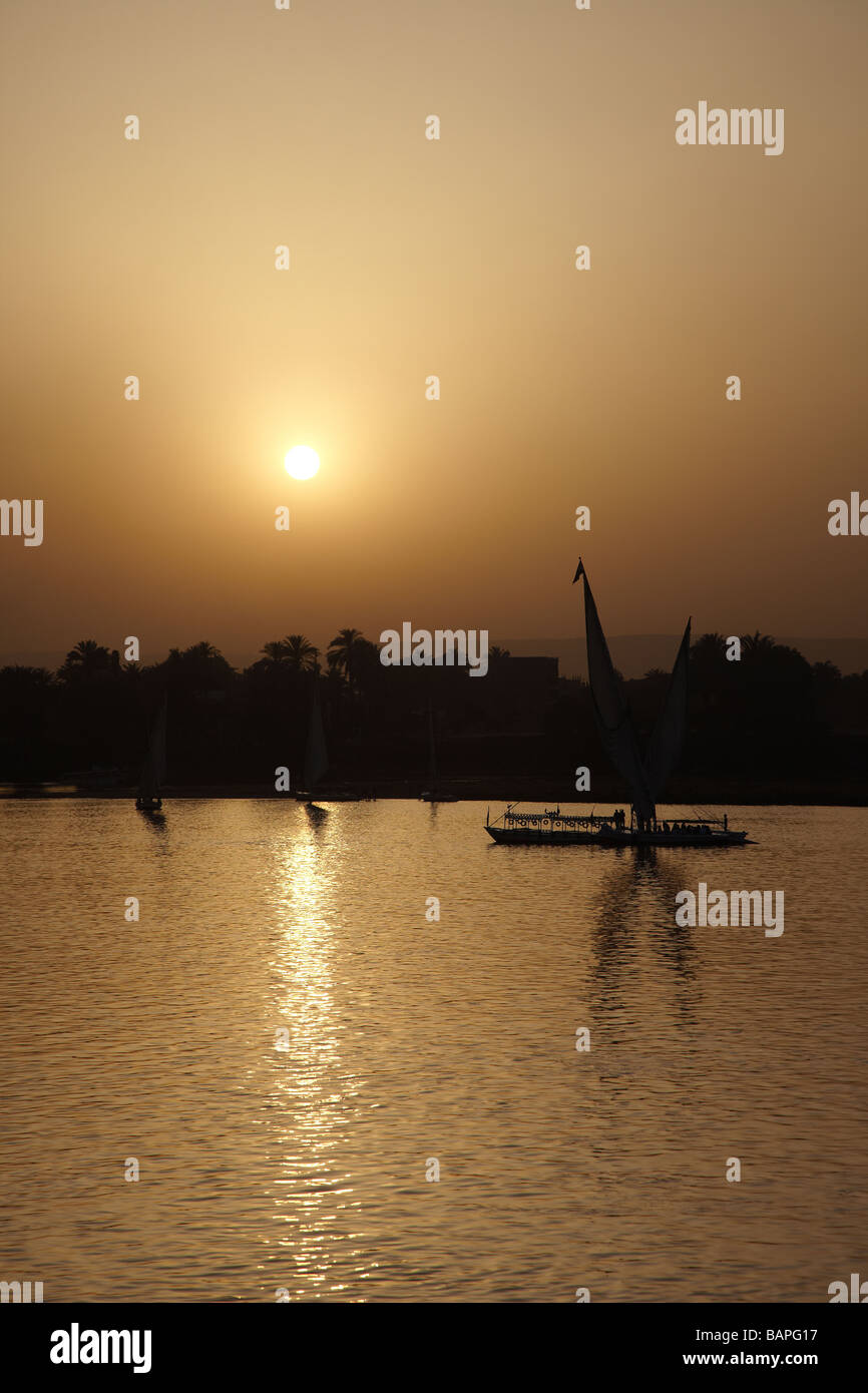 Barca feluca immagini e fotografie stock ad alta risoluzione - Alamy