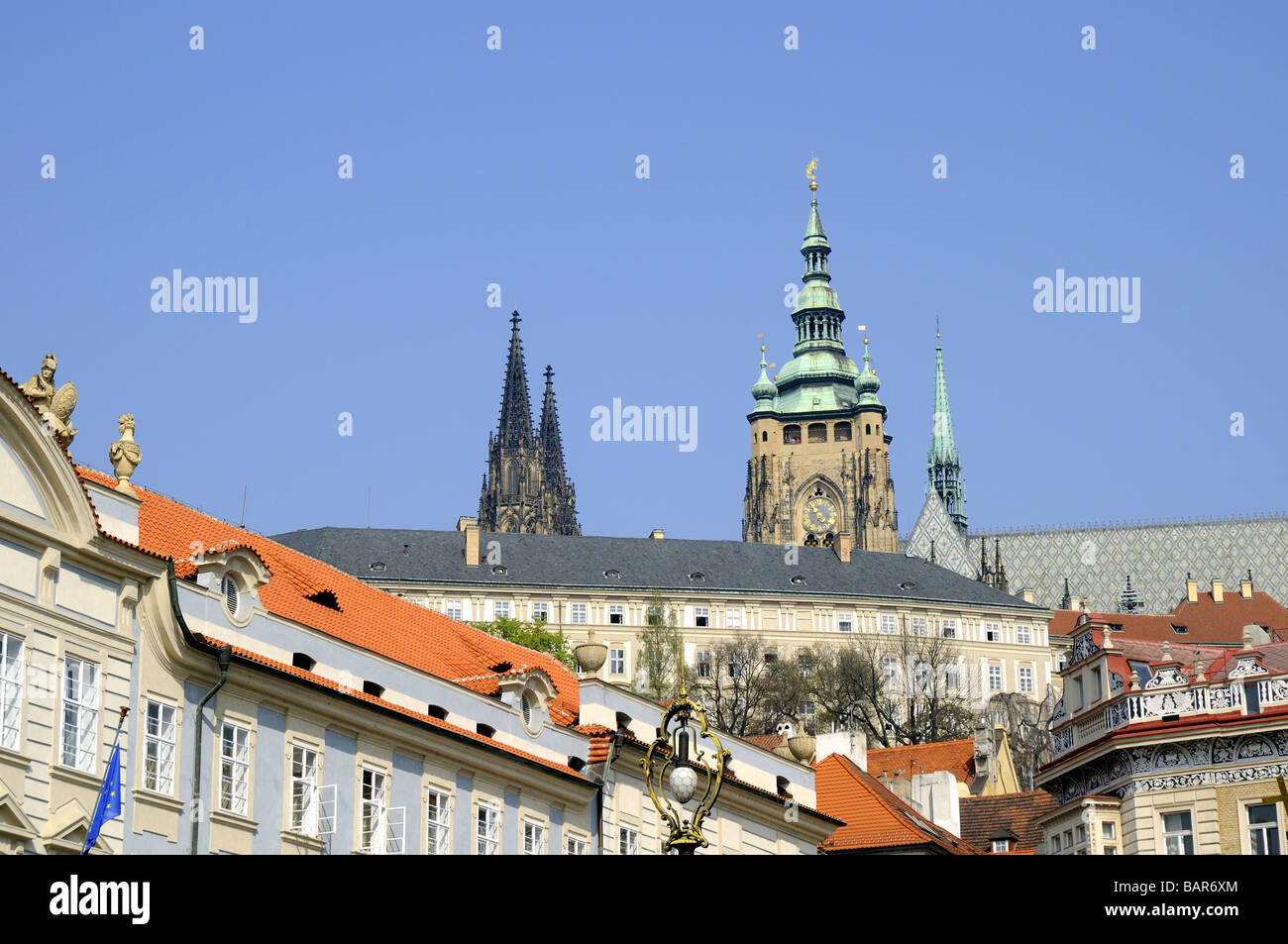 Praga è la capitale e la città più grande della Repubblica ceca. La ...
