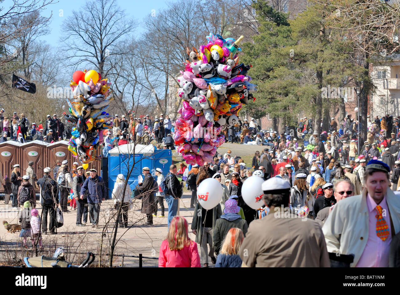 Il giorno di maggio picnic nel parco Kaivopuisto, Helsinki. Il ...