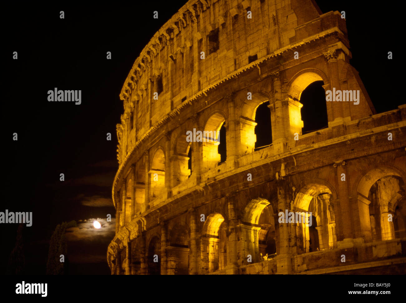 Colosseo di notte, la luna in background, Roma, lazio, Italy Foto stock ...