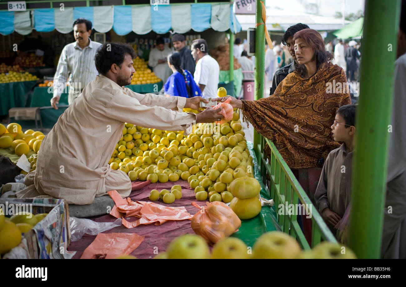 People market islamabad pakistan immagini e fotografie stock ad alta risoluzione - Alamy