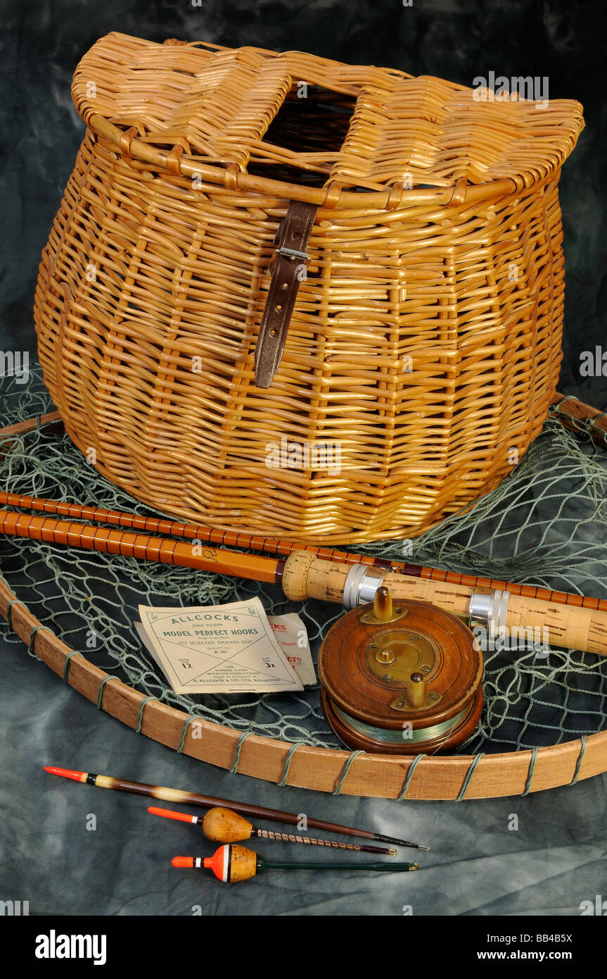Fishing rod and creel immagini e fotografie stock ad alta risoluzione ...
