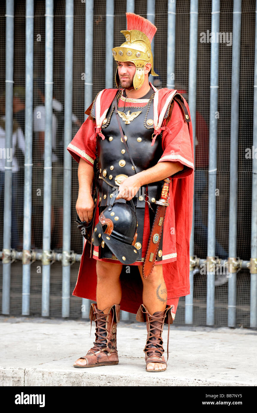 Soldato Romano al di fuori del Colosseo Foto stock - Alamy