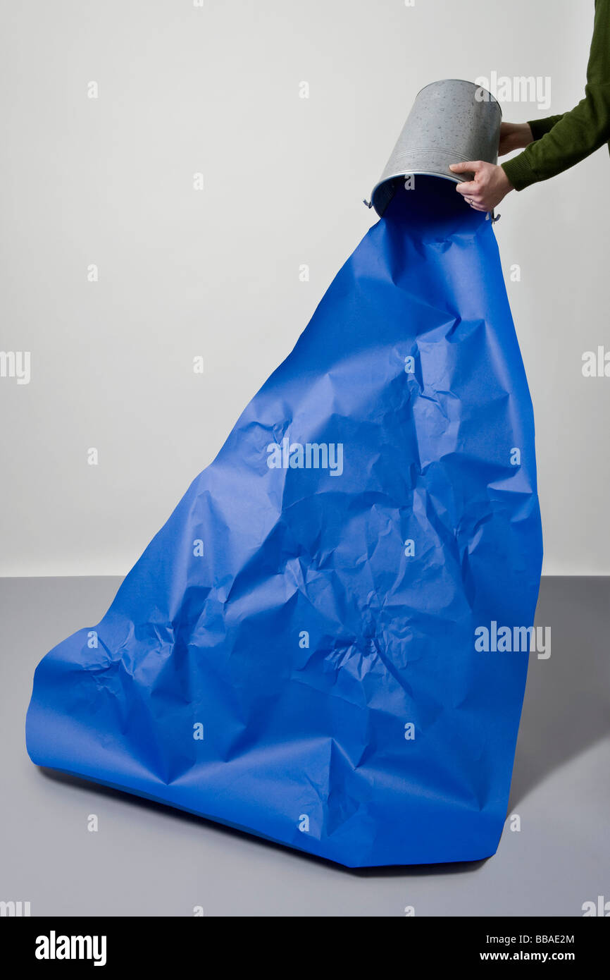 Acqua che versa nel secchio immagini e fotografie stock ad alta ...