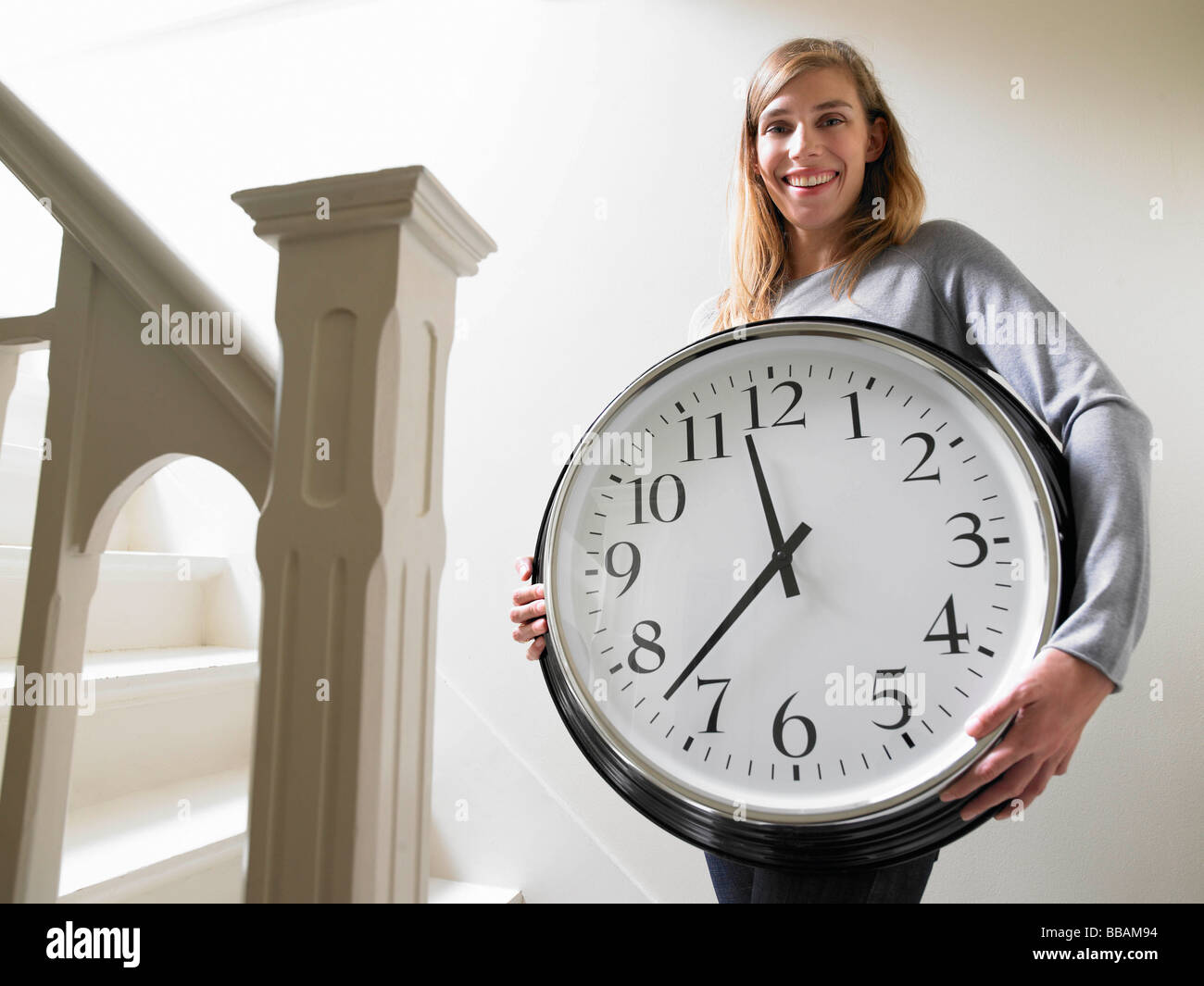 Signora salire le scale immagini e fotografie stock ad alta risoluzione ...