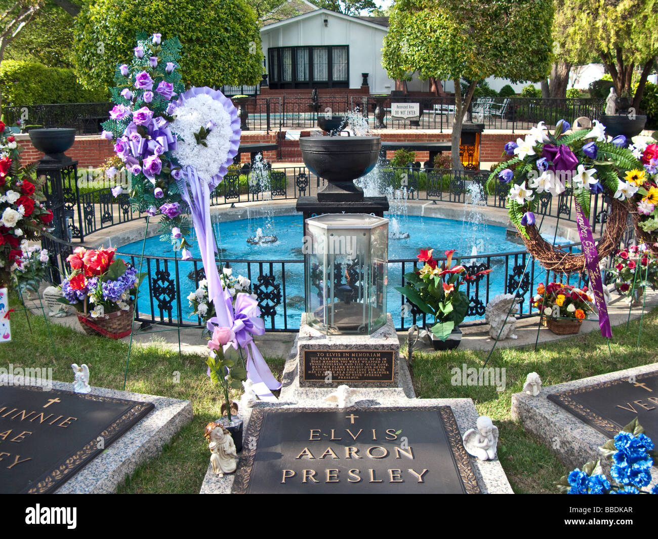 Elvis presleys grave graceland immagini e fotografie stock ad alta ...
