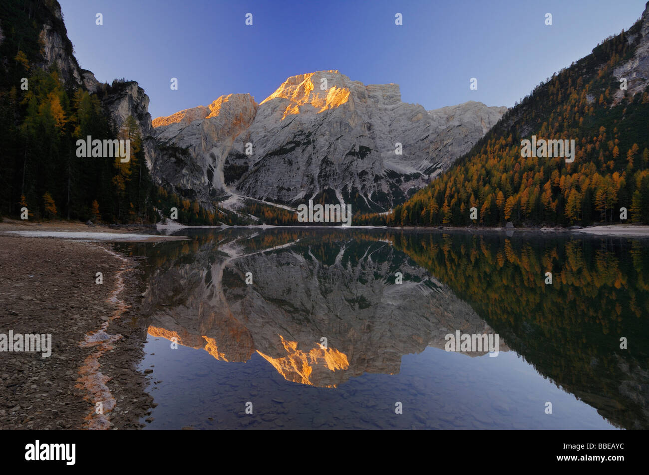 Croda del Becco si riflette nel Lago di Braies, Fanes Alpi, parco ...