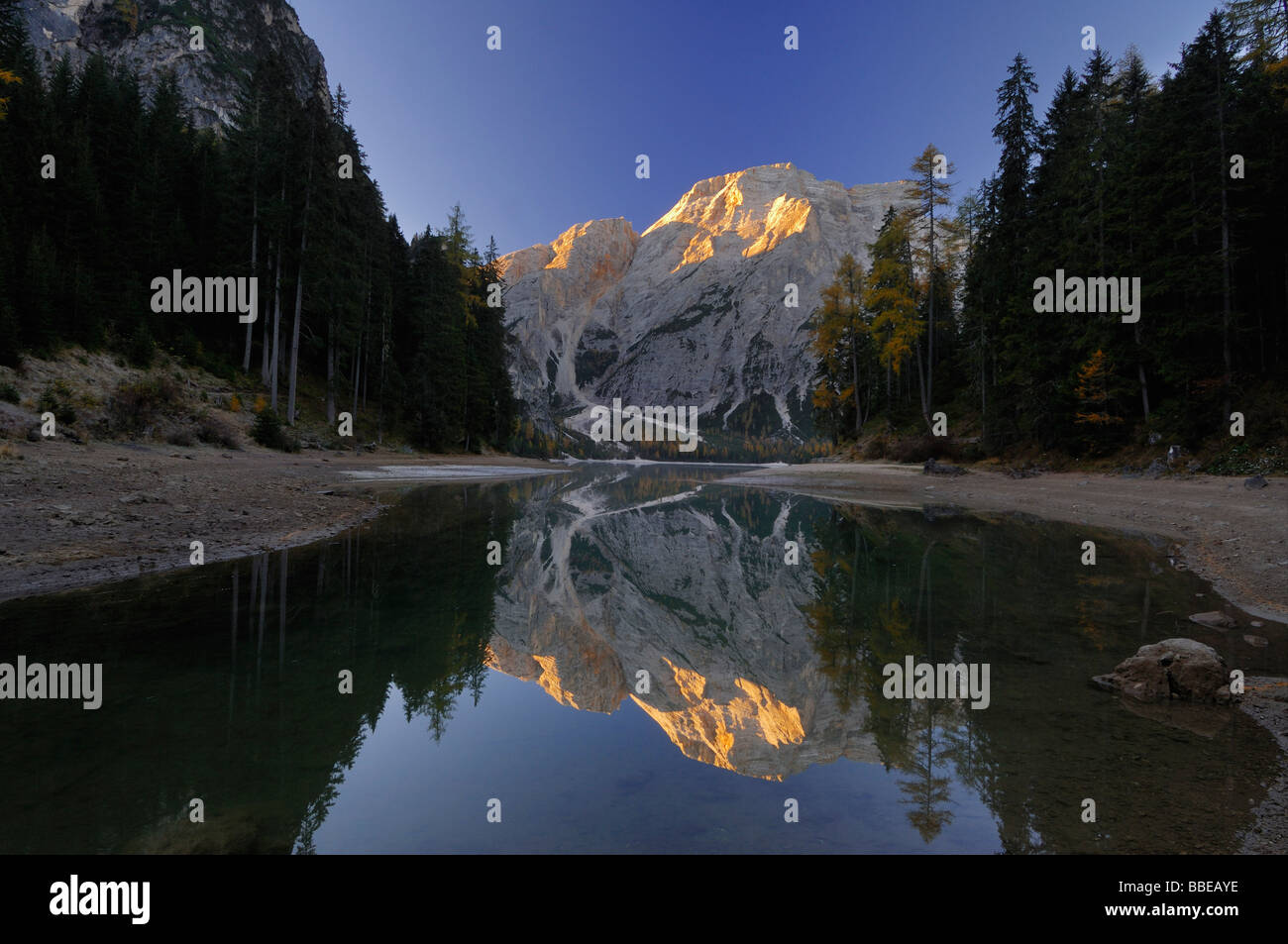Croda del Becco si riflette nel Lago di Braies, Fanes Alpi, parco ...