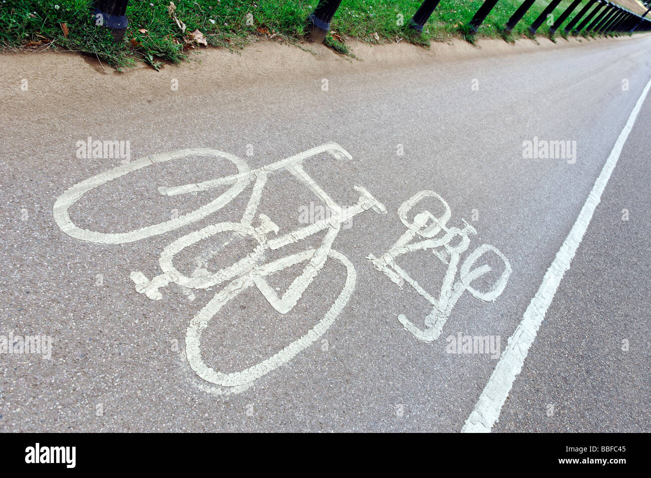 Segnali stradali della pista ciclabile immagini e fotografie stock ad ...