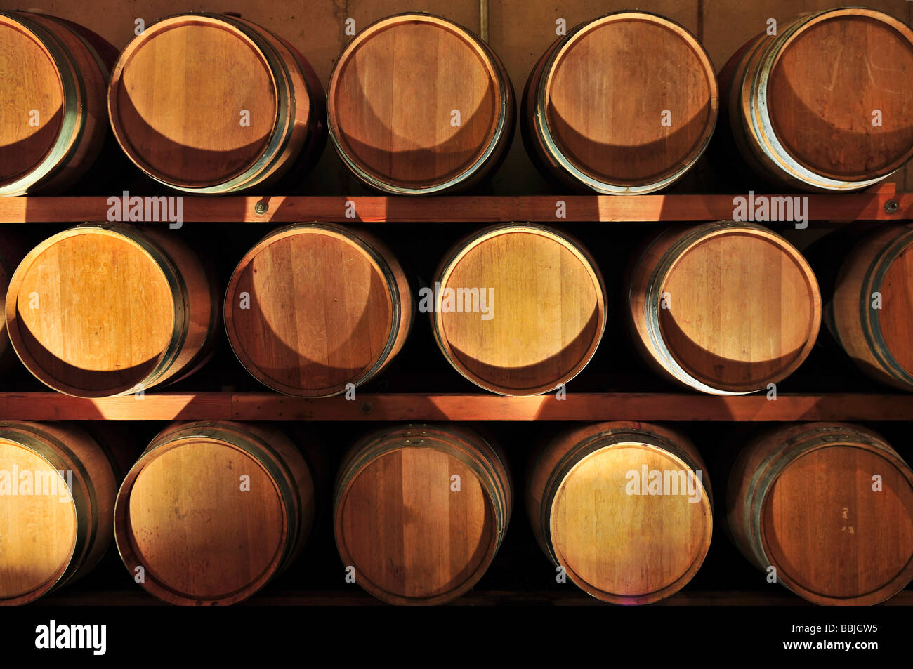 Botti di vino accatastati in cantina immagini e fotografie stock ad ...