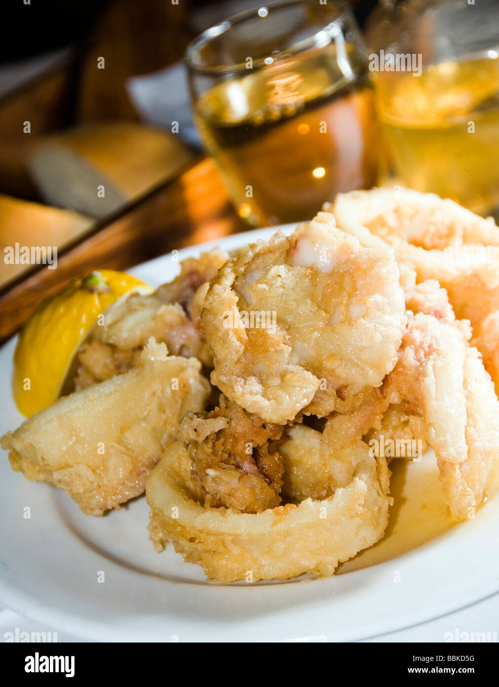 Calamari fritti calamari cibo greco taverna con specialità di vino ...