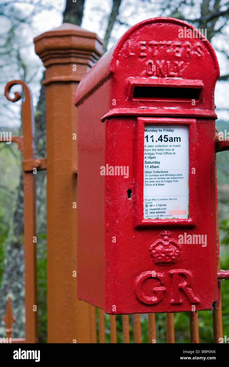 Casella postale rossa lungo la strada immagini e fotografie stock ad ...