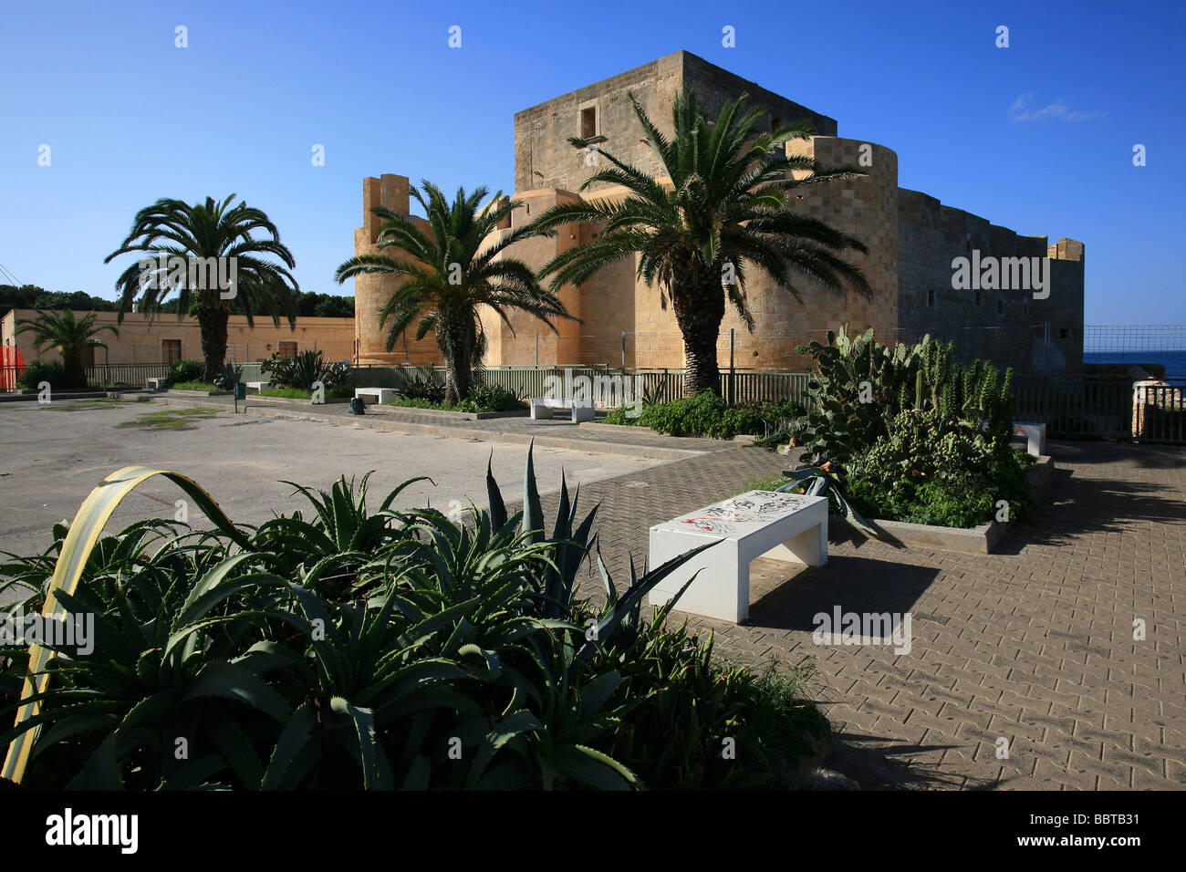 Castello di brucoli immagini e fotografie stock ad alta risoluzione - Alamy