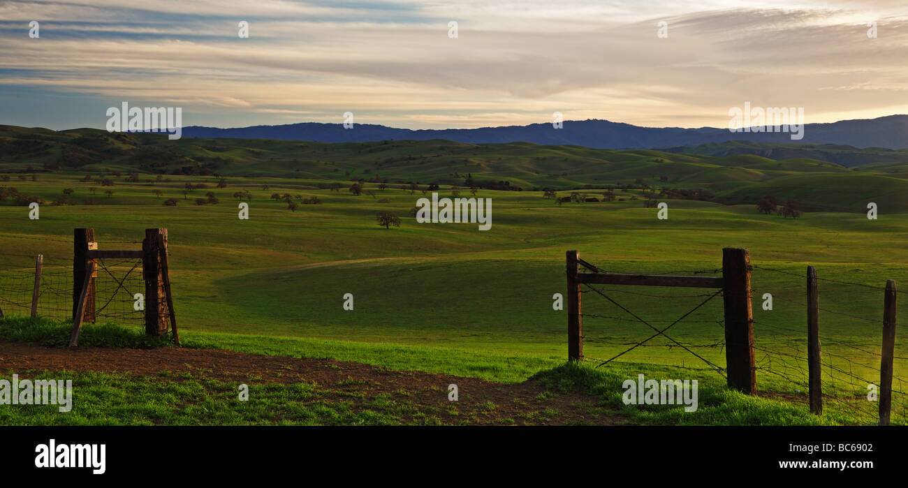 Cancello della fattoria aperto immagini e fotografie stock ad alta ...