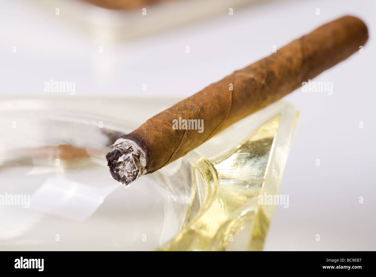 Sigaro fumatore immagini e fotografie stock ad alta risoluzione - Alamy