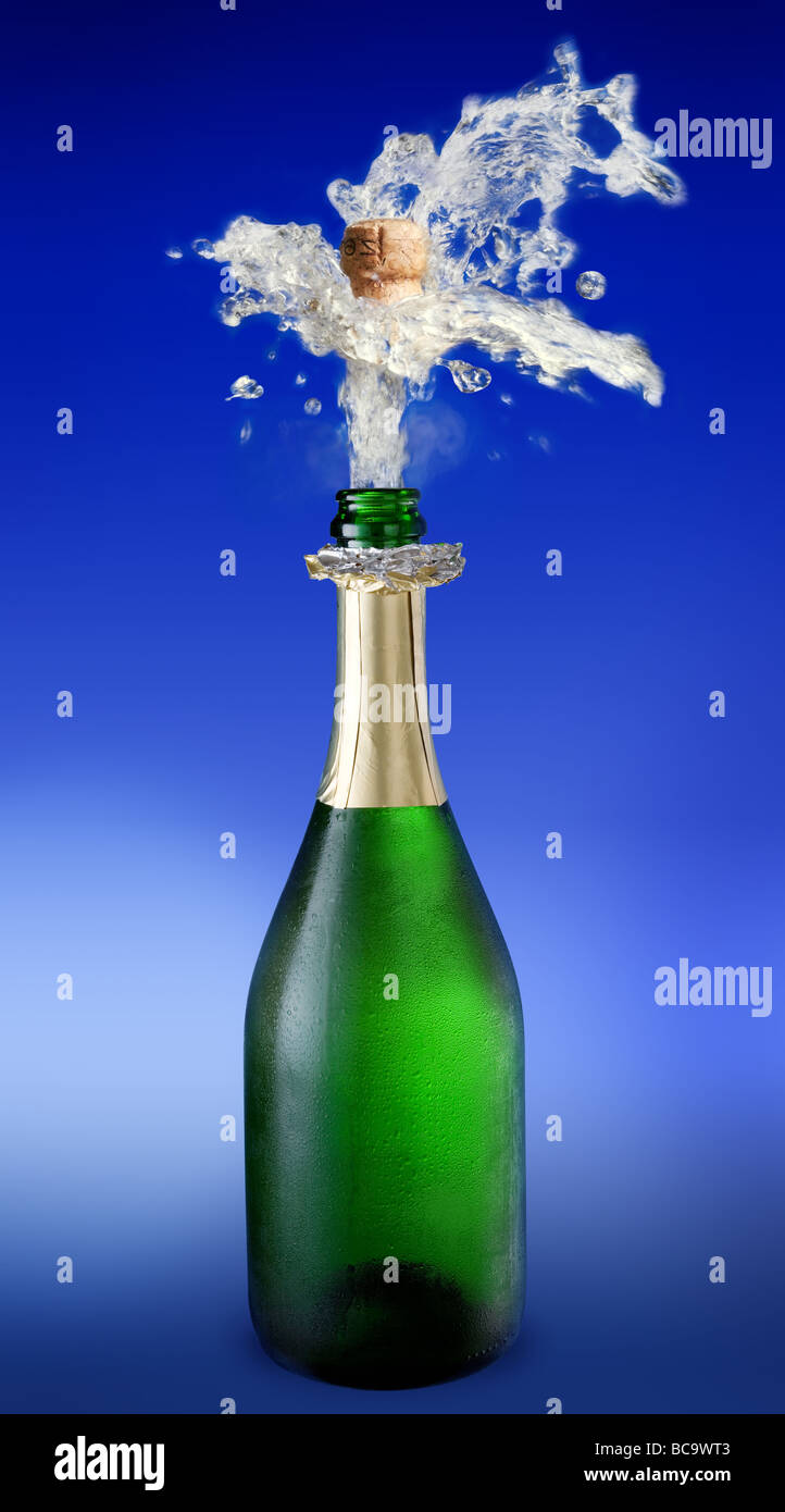 Champagne bottle immagini e fotografie stock ad alta risoluzione - Alamy