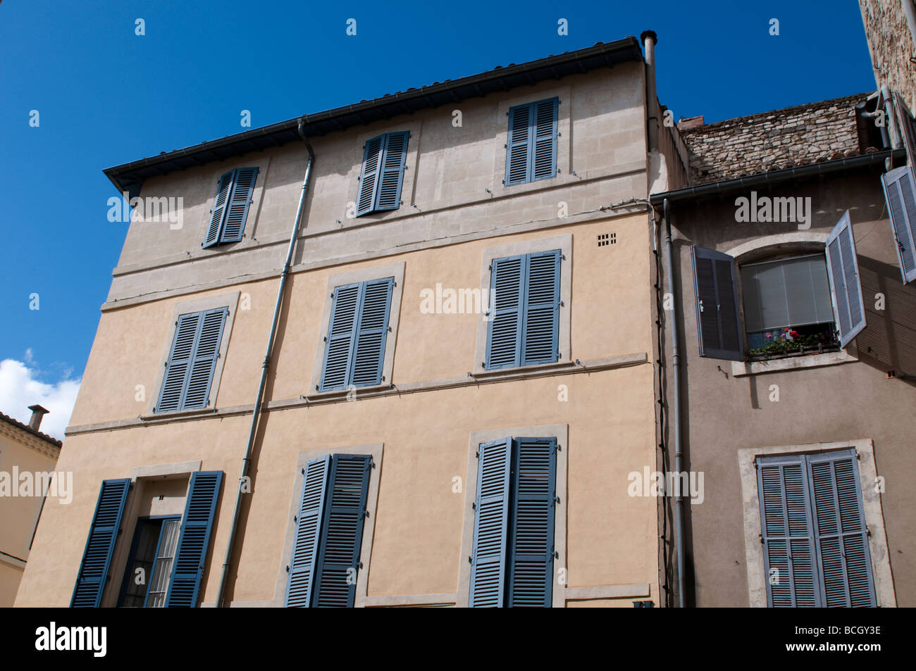 Persiane azzurre immagini e fotografie stock ad alta risoluzione - Alamy